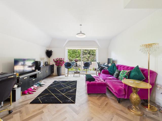 London Road, High Wycombe. 2 bed apartment to rent £1,900 pcm £438 pw