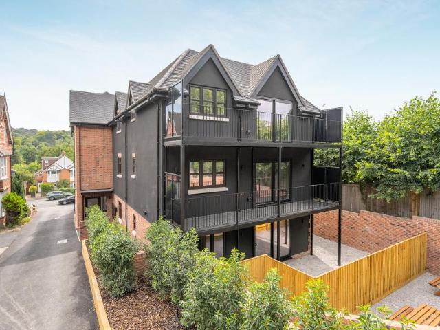 London Road, High Wycombe. 2 bed apartment to rent £1,900 pcm £438 pw