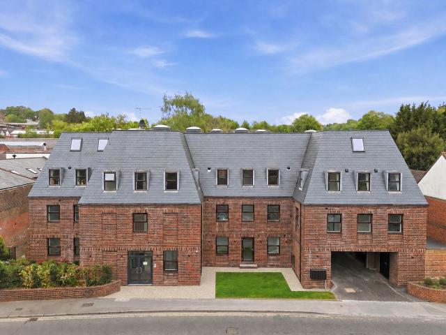London Road, High Wycombe, Buckinghamshire HP11, 1 bed flat to rent, £1,250 pcm | PrimeLocation