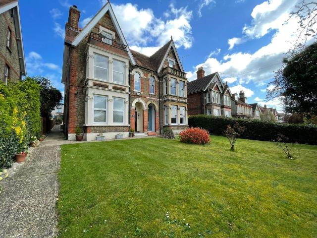 London Road, High Wycombe HP11, 2 bed flat to rent, £1,400 pcm | PrimeLocation