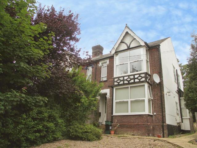 London Road, High Wycombe, HP11 2 bed flat to rent £1,195 pcm £276 pw
