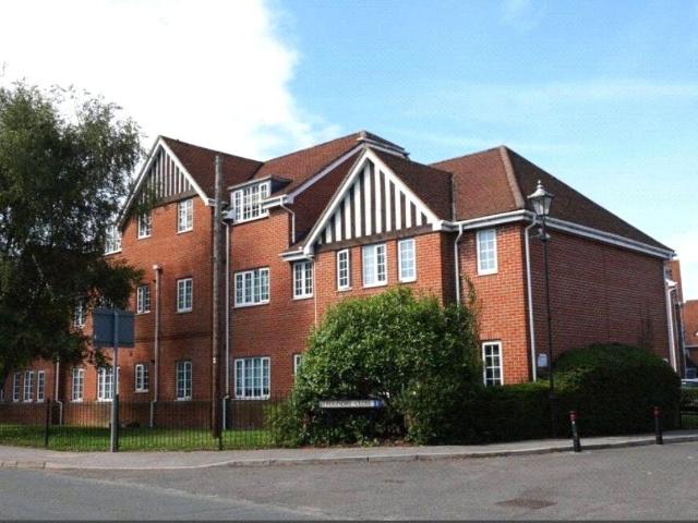 London Road, Hook, Hampshire RG27, 2 bed flat to rent, £1,350 pcm | PrimeLocation