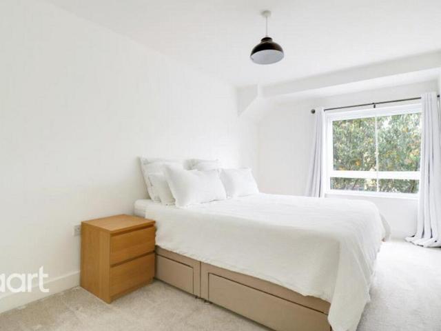 London Road, Hook 1 bed apartment to rent £1,150 pcm £265 pw