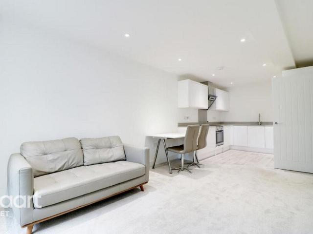 London Road, Hook 1 bed apartment to rent £1,150 pcm £265 pw