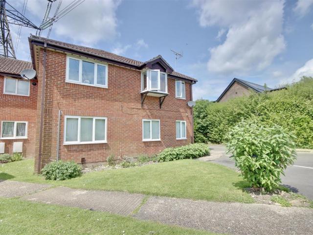 London Road, Horndean, Waterlooville PO8, 2 bed flat to rent, £1,150 pcm | PrimeLocation