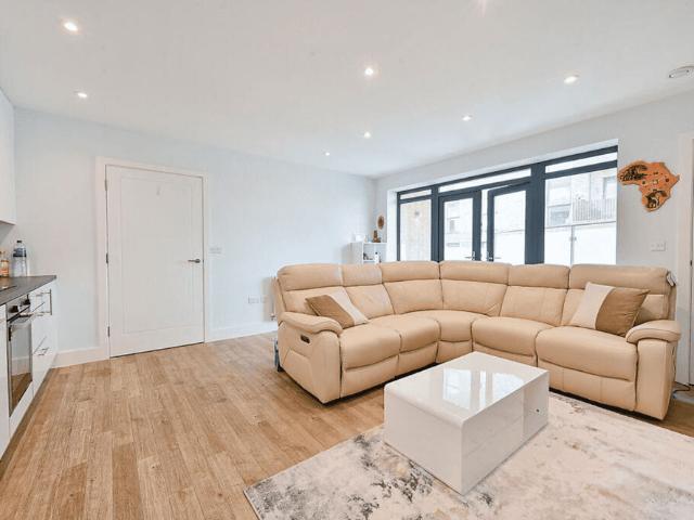 London Road, Hounslow, TW3