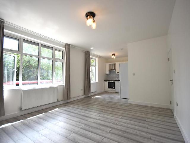 London Road, Isleworth 3 bed flat to rent £2,200 pcm £508 pw
