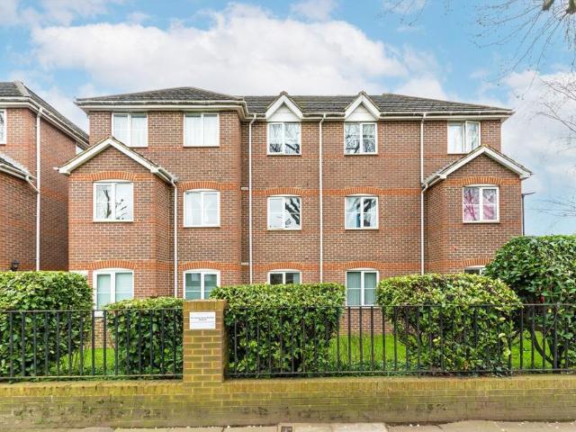 London Road, Isleworth TW7 2 bed flat to rent £1,750 pcm £404 pw