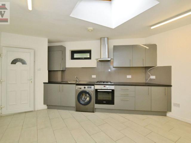 London Road, Isleworth TW7, 2 bed flat to rent, £1,700 pcm | PrimeLocation