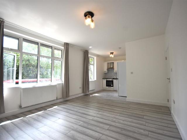 London Road, Isleworth TW7, 3 bed flat to rent, £2,200 pcm | PrimeLocation