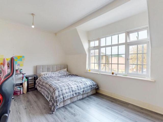 London Road, Isleworth, TW7 3 bed flat to rent £2,500 pcm £577 pw