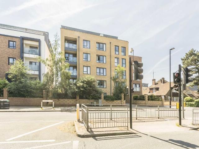 London Road, Isleworth TW7, 3 bed flat to rent, £2,995 pcm | PrimeLocation