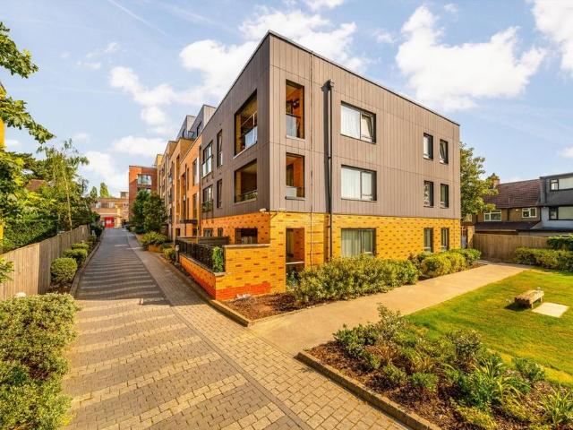 London Road, Isleworth TW7 3 bed flat to rent £3,300 pcm £762 pw