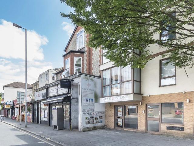 London Road, Kingston Upon Thames KT2, 2 bed flat to rent, £1,850 pcm | PrimeLocation