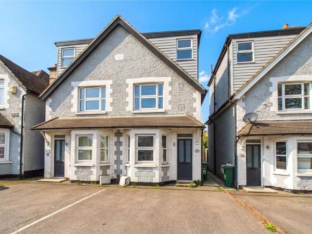 London Road, Langley Green, Crawley. 5 bed semi detached house to rent £3,500 pcm £808 pw