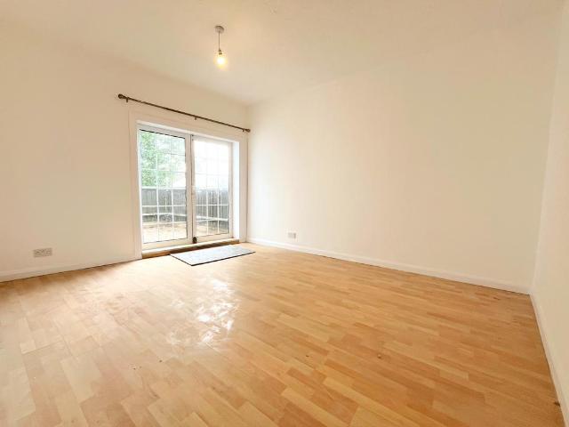 London Road, Leigh on Sea SS9 1 bed flat to rent £1,000 pcm £231 pw