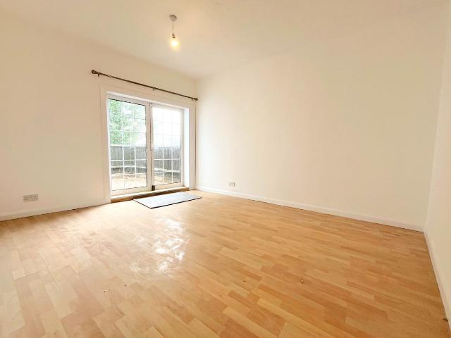 London Road, Leigh On Sea SS9, 1 bed flat to rent, £1,000 pcm | PrimeLocation