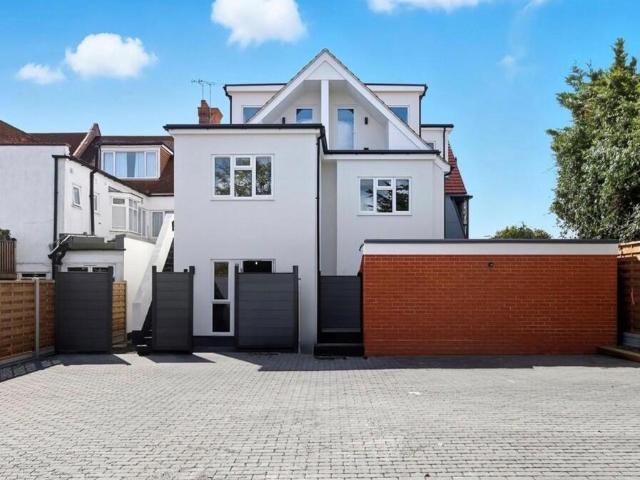 London Road, Leigh on Sea SS9 2 bed apartment to rent £2,300 pcm £531 pw