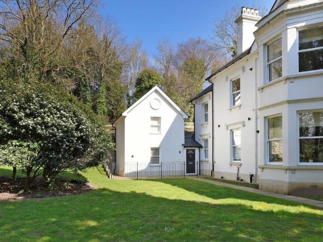 London Road, Loudwater, High Wycombe. 1 bed duplex to rent £1,600 pcm £369 pw