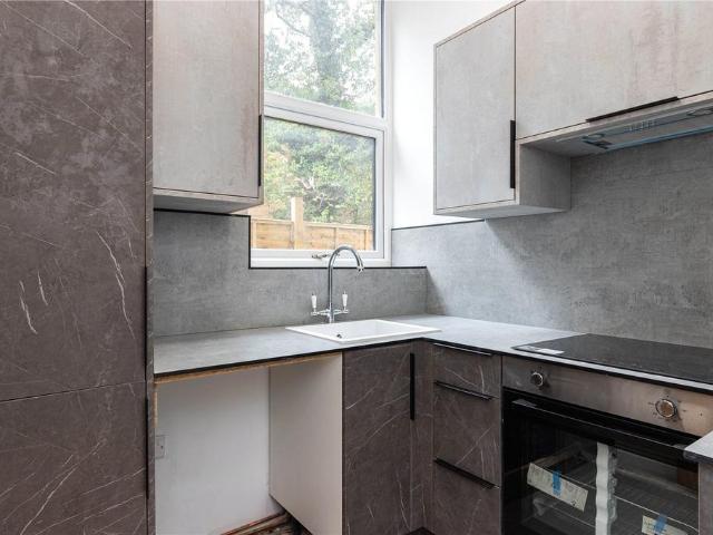 London Road, Macclesfield, Cheshire. 2 bed apartment to rent £1,150 pcm £265 pw