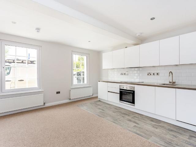 London Road, Marlborough SN8, 1 bed flat to rent, £950 pcm | PrimeLocation