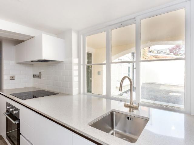London Road, Marlborough SN8, 1 bed flat to rent, £975 pcm | PrimeLocation
