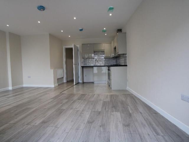 London Road, Mitcham CR4, 1 bed flat to rent, £1,545 pcm | PrimeLocation