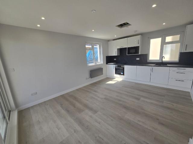 London Road, Mitcham CR4, 1 bed flat to rent, £1,350 pcm | PrimeLocation
