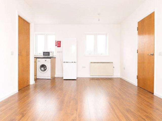 London Road, Mitcham CR4, 3 bed flat to rent, £2,100 pcm | PrimeLocation