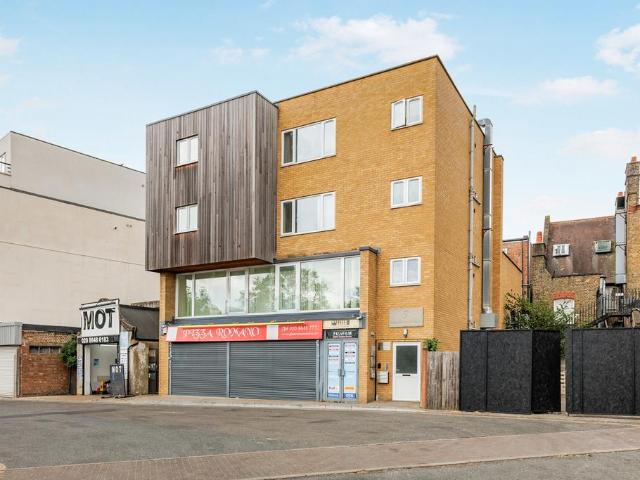 London Road, Mitcham, CR4 3 bed flat to rent £2,100 pcm £485 pw
