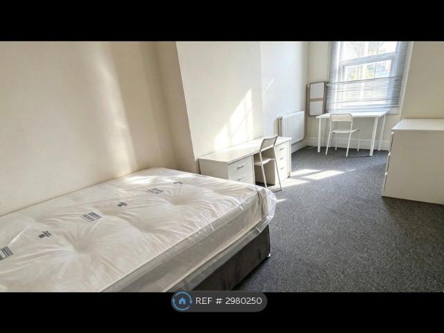 London Road Nearby To Hospital/Uni, Reading RG1, Studio to rent, £825 pcm | PrimeLocation