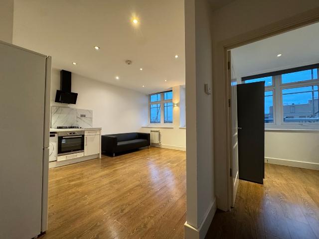 London Road, North Cheam SM3, 1 bed flat to rent, £1,375 pcm | PrimeLocation
