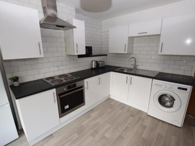 London Road, Northampton NN4 3 bed flat to rent £1,950 pcm £450 pw