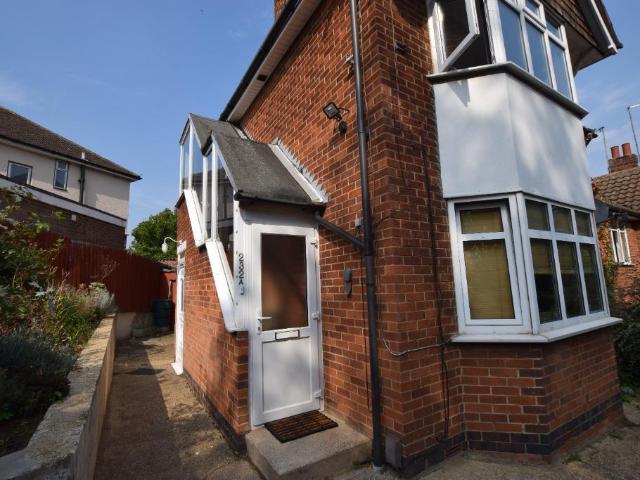 London Road, Northampton NN4 3 bed flat to rent £1,950 pcm £450 pw