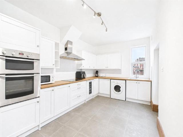 London Road, Northampton NN4 4 bed house to rent £2,300 pcm £531 pw
