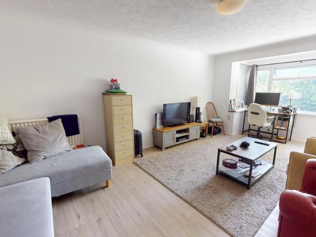 London Road, Patcham, Brighton, BN1 2 bed flat to rent £1,625 pcm £375 pw