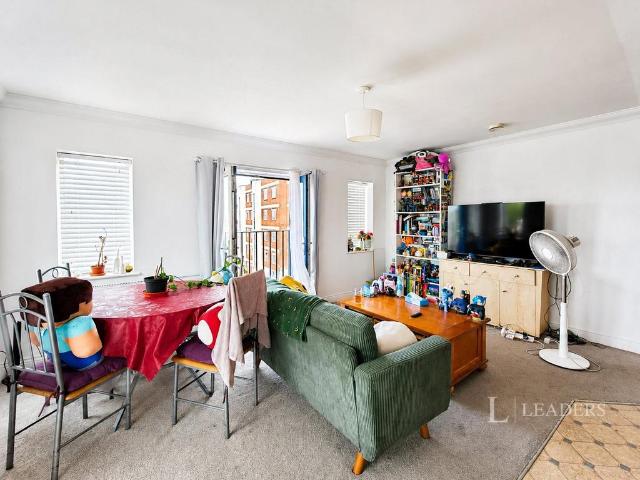 London Road, Portsmouth, Hampshire, PO2 2 bed flat to rent £1,050 pcm £242 pw
