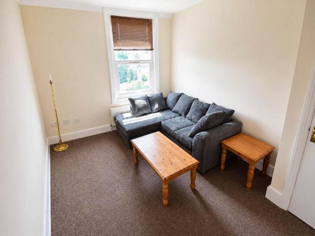 London Road, Reading 1 bed flat to rent £1,045 pcm £241 pw