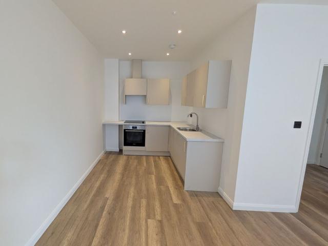 London Road, Redhill RH1, 1 bed flat to rent, £1,400 pcm | PrimeLocation