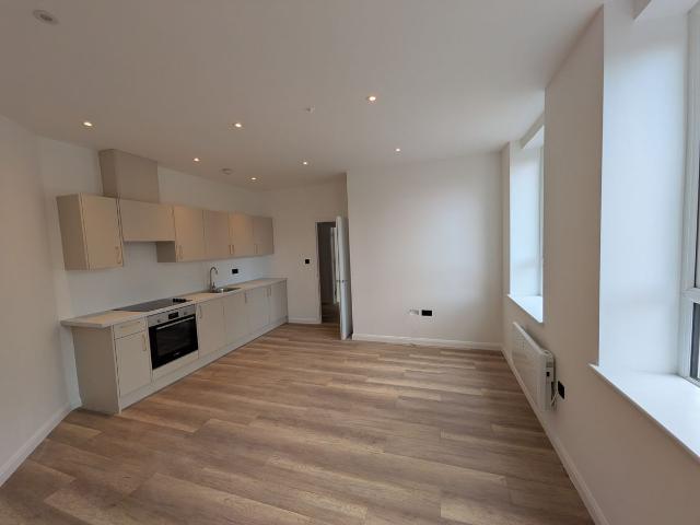 London Road, Redhill RH1, 1 bed flat to rent, £1,400 pcm | PrimeLocation