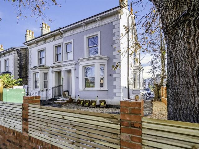 London Road, Redhill RH1, 1 bed flat to rent, £1,450 pcm | PrimeLocation