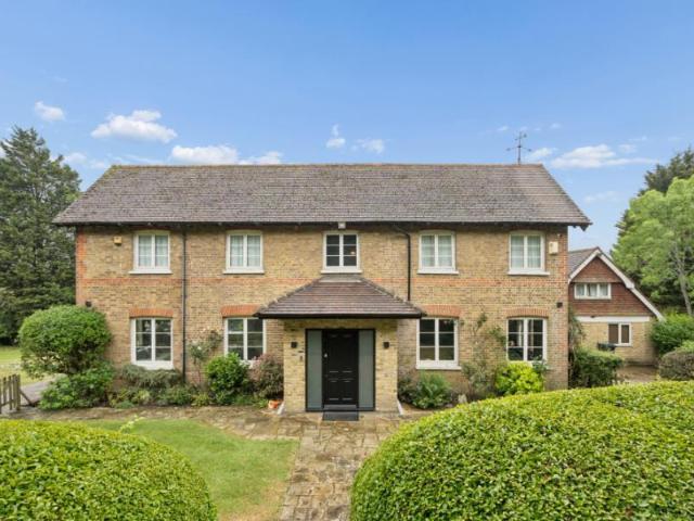 London Road, Rickmansworth WD3 4 bed detached house to rent £5,500 pcm £1,269 pw