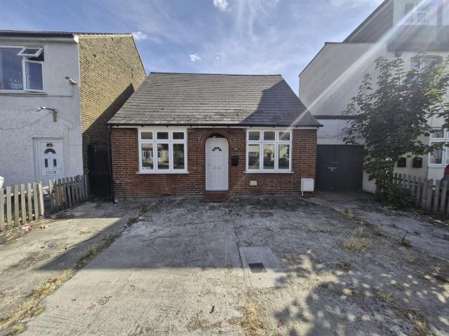 London Road, Romdord RM7, 2 bed bungalow to rent, £2,000 pcm | PrimeLocation
