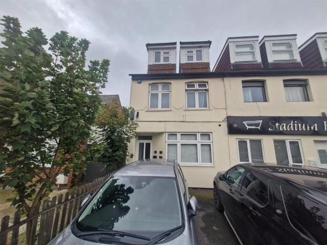 London Road, Romford RM7, 2 bed flat to rent, £1,550 pcm | PrimeLocation