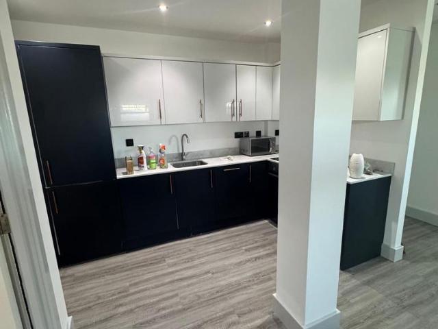 London Road, Romford RM7 2 bed flat to rent £1,750 pcm £404 pw
