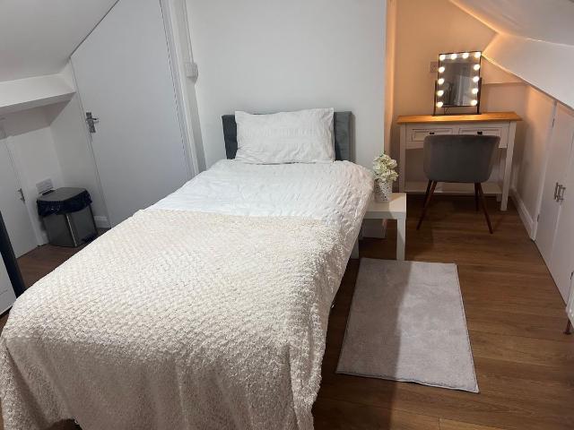 London Road, Romford RM7, Room to rent, £1,000 pcm | PrimeLocation