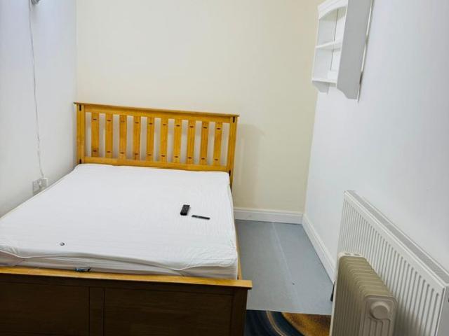London Road, Romford RM7, Studio to rent, £1,000 pcm | PrimeLocation