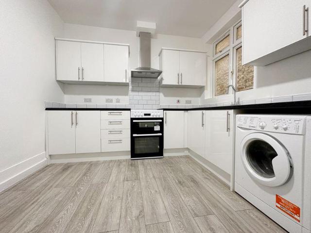 London Road, Romford 2 bed detached bungalow to rent £2,100 pcm £485 pw
