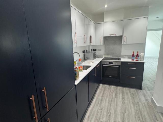 London Road RM7 2 bed flat to rent £1,750 pcm £404 pw
