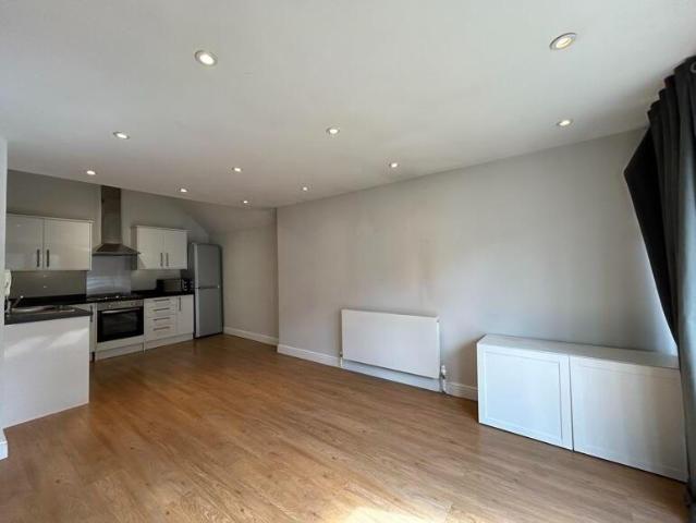 London Road, Sevenoaks 2 bed apartment to rent £1,650 pcm £381 pw